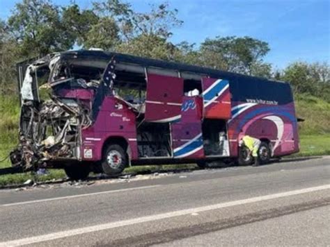 Batida Entre ônibus E Caminhão Deixa Dois Mortos E Dezenas De Feridos