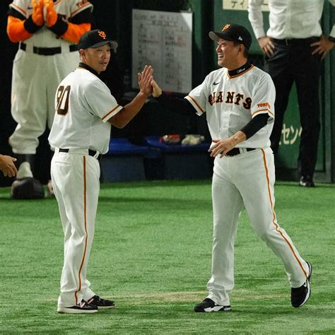 ＜巨・d＞試合に勝利しハイタッチする原監督（右）と阿部ヘッドコーチ（撮影・西尾大助） ― スポニチ Sponichi Annex 野球