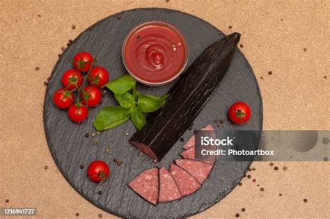 검은 흑연 판에 소스 체리 토마토 바질을 곁들인 훈제 소시지 슬라이스 맨 위 보기 0명에 대한 스톡 사진 및 기타 이미지 0