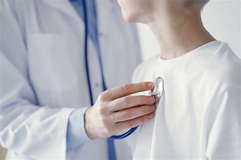 평소 건강 검진을 받는 알 수 없는 의사와 소년 환자 의사는 청진기를 사용하여 작업합니다 의학 의료 개념 10 11세에 대한