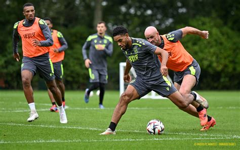Fc Nantes Groupe Pro Lagenda Avant Stade Brestois Fc Nantes