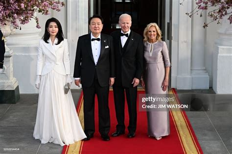 Topshot South Korean President Yoon Suk Yeol And His Wife Kim Keon