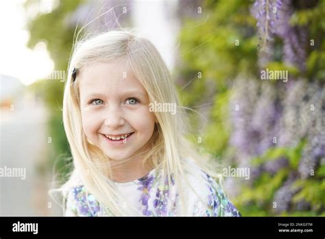 Mädchen Mit Langen Haaren Fotos Und Bildmaterial In Hoher Auflösung