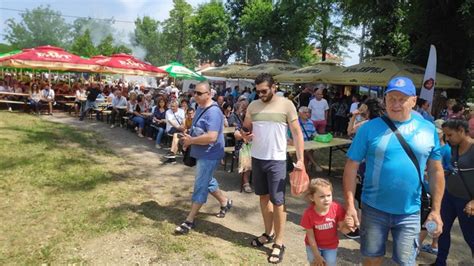 3 дни пушат скари в Г Оряховица хиляди почитат суджука първи защитен