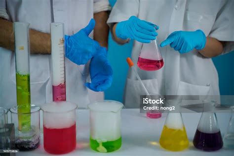 과학자들은 식물 기반 의약품을 연구합니다 천연 유기 추출 및 유리 제품의 과학은 대체 한약 스킨 케어 미용 제품을 만들기 위해