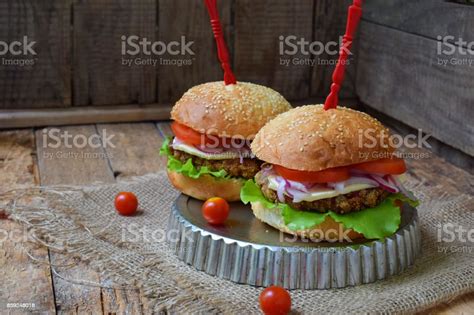 가지 상 추 절인된 양파 토마토 갈색 나무 배경에 절단과의 채소 햄버거 0명에 대한 스톡 사진 및 기타 이미지 0명 건강한