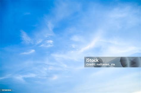 Langit Biru Dengan Awan Kecil Lingkungan Foto Stok Unduh Gambar