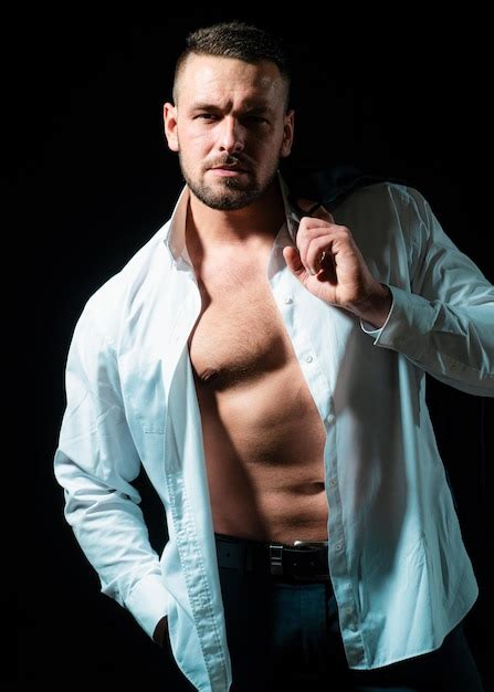 Retrato De Elegante Guapo Joven Desvestir Camisa Moda Tipo