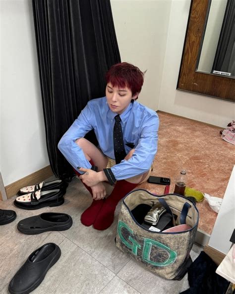 속옷만 입은 파격 패션으로 깜짝 놀래킨 스타 MD쇼룸