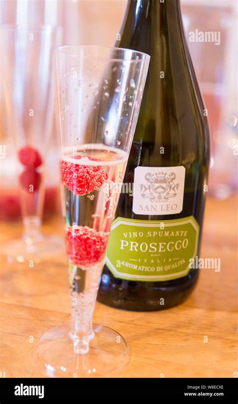 Prosecco Glas Stockfotos Und Bilder Kaufen Alamy