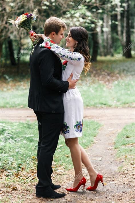 Feliz Pareja Recién Casada Caminando 2024