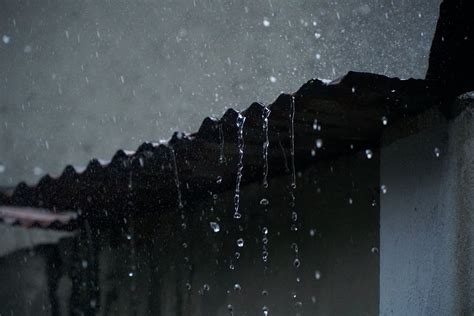 집 밖의 강우 고요한 골이 진 금속 기후 날씨 달래는 대기의 동 나이 똑똑 떨어지는 물 물을 튀기는