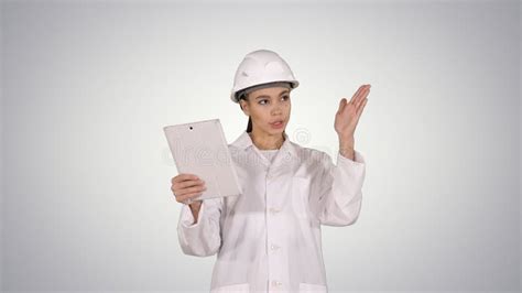 Giovane Scienziato Femminile Making Video Call Con La Compressa Sul