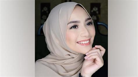 Gaya Jilbab Andalan Citra Kirana Simpel Dan Warna Pastel