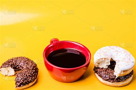 甜甜圈。甜食和一杯咖啡