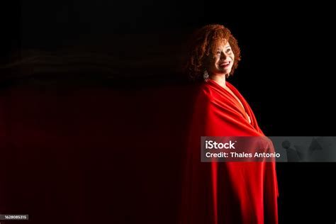 곱슬곱슬한 빨간 머리에 빨간 천을 두른 아름다운 여성의 저속력으로 찍은 사진 30 34세에 대한 스톡 사진 및 기타 이미지