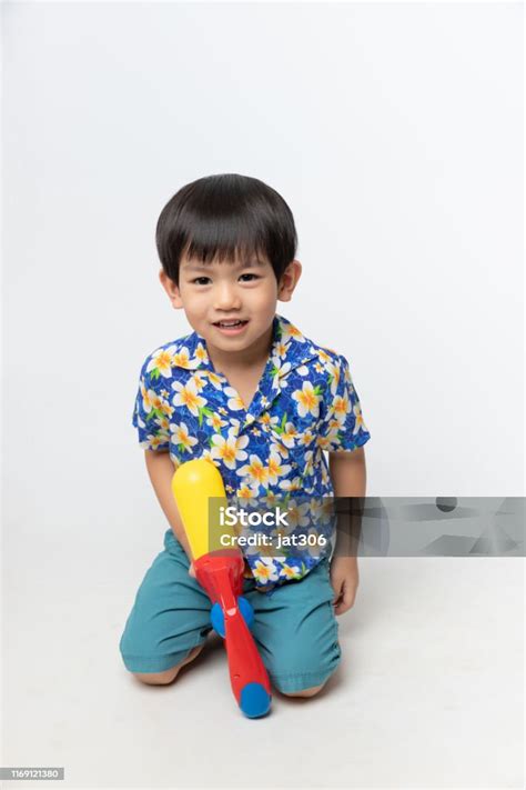 태국 송크란 축제에 오신 것을 환영합니다 흰색 배경에 물 총으로 미소 꽃 셔츠를 입고 아시아 소년의 초상화 놀기에 대한 스톡