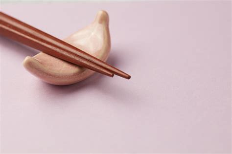 나무 젓가락과 젓가락은 밝은 종이 배경에 휴식 닫아 공간을 복사합니다 0명에 대한 스톡 사진 및 기타 이미지 0명 고풍스런