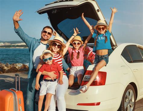 Viajes En Familia En La Playa Con Viaje En Coche Por El Mar En Verano Imagen De Archivo Imagen
