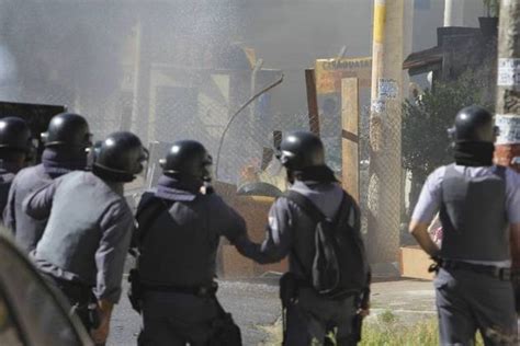 Moradores Resistem A Reintegração De Posse E Entram Em Confronto Com A