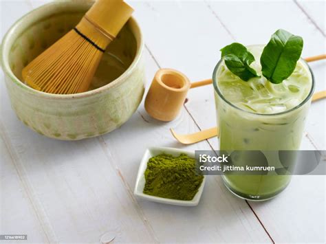 수제 아이스 말차 녹차와 대나무 거품기 흰색 나무에 녹차 가루 마카차에 대한 스톡 사진 및 기타 이미지 마카차 각얼음