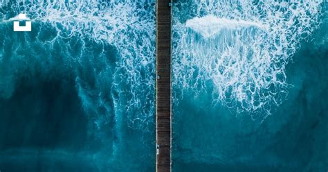 Foto Fotografía Aérea De La Persona De Pie En El Muelle Junto Al Mar