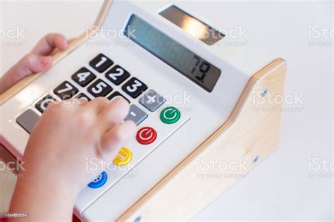 아이들은 각각 숫자 7과 다른 숫자를 눌러 나무 장난감 금전 등록기를 연주하고 있습니다 아이에 대한 스톡 사진 및 기타 이미지 아이 재미 통화 Istock