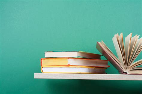 오픈도 서 나무 테이블에 대 한 Hardback 책입니다 교육 배경입니다 학교 돌아가기 텍스트에 대 한 공간을 복사 합니다 0