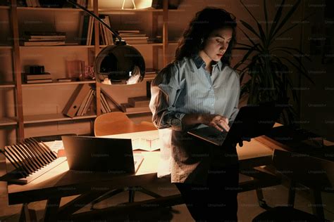 노트북 컴퓨터 앞 책상에 앉아 있는 여성 사진 Unsplash의 사무실 이미지