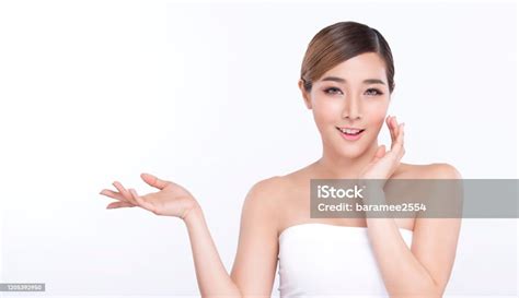 아름다움 젊은 아시아 여자 손 흰색 배경에 제품에 대 한 표시 트리트먼트 Amp 스킨 케어 컨셉 귀여운에 대한 스톡 사진 및
