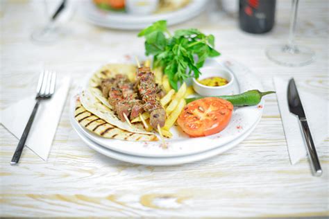 그리스 음식 Souvlaki Shish 케밥 간식 및 전채 배경 메제 자이로 튀긴 오징어 반지 수블라키 우조 생선 피타 그리스