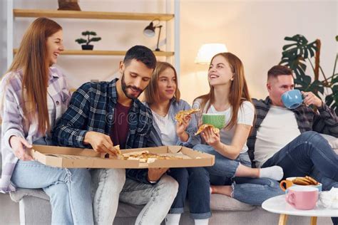 Con Tazas De Bebida Grupo De Amigos Tienen Una Fiesta En Casa Foto De