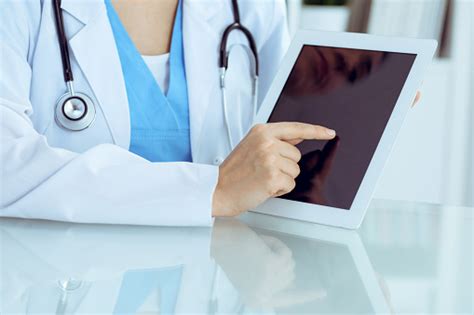 직장에서 앉아 있는 동안 태블릿 컴퓨터를 사용 하 여 여성 의사 손을 클로즈업 의학 의료 및 도움말 개념 가리키기에 대한 스톡 사진 및 기타 이미지 Istock