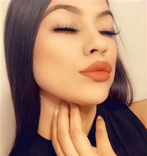 Sexy Lips 😍 Scrolller