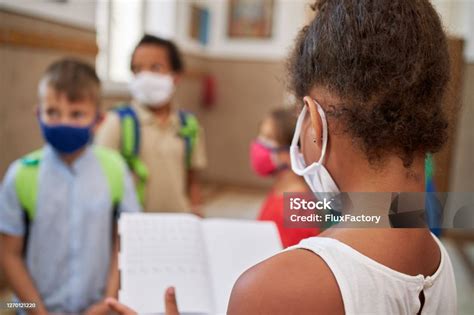 보호면 마스크를 쓰고 메모 패드가 있는 복도의 초등학생 교실에 대한 스톡 사진 및 기타 이미지 교실 보호 마스크 아이 Istock