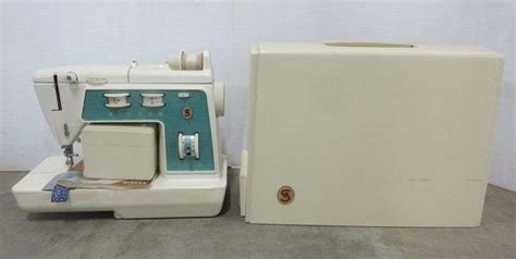 Singer Deluxe Zig Zag Sewing Machine With Many Parts Complete With