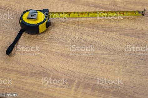 노란색 측정 탭은 나무 테이블에 누워 공간을 복사 장비 개념 0명에 대한 스톡 사진 및 기타 이미지 0명 강철 건설 산업