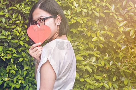 美丽的亚洲女孩与心为情人节