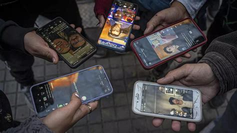 TelÉfono MÓvil Los Médicos Catalanes Emplazan A Retrasar La Compra