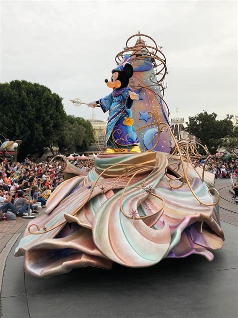 Videophotos Magic Happens Parade Makes Surprise Debut At Disneyland