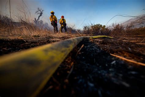 Un Incendio Al Sureste De Los Ángeles Obliga A Evacuar Unas 25000