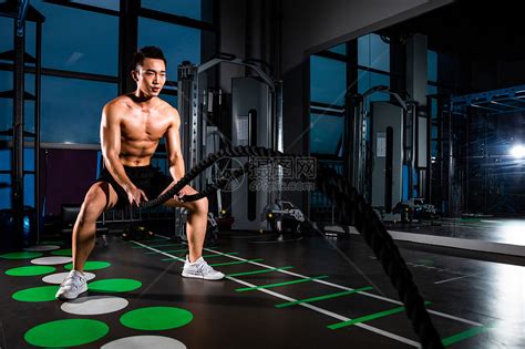 做战绳训练的男性高清图片下载 正版图片501101972 摄图网