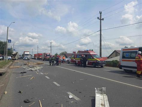 Galerie Foto Accident grav în Iaşi între un autocar cu peste 20 de