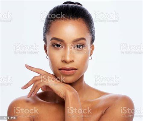 ความงามผลิตภัณฑ์ดูแลผิวและภาพใบหน้าของผู้หญิงในสตูดิโอสําหรับโรคผิวหนังเครื่องสําอางแ ภาพสต็อก