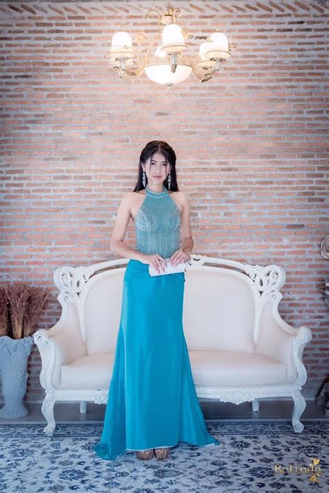 ชุดราตรีสีฟ้า👑หางปลายาวตัวนี้เซ็กซี่แน่นอน ช่วงอกเป็นซีทรู ตกแต่งด้วยเพชรสลับสีฟ้าและสีเงิน🎗ทรง