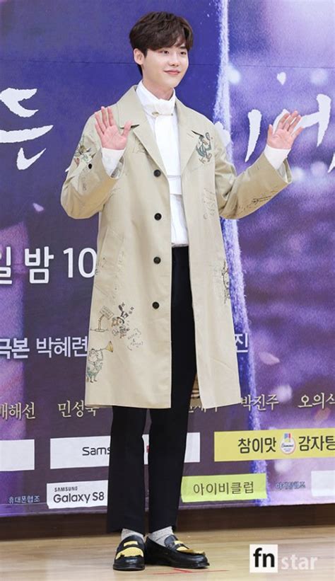 [포토] 이종석 ‘날씨 만큼 기분좋은 손 인사 헉스