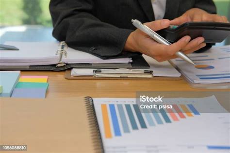 재정 고문 계산기를 사용 하 여 수익 및 예산 계산 회계사는 회계를 하 고입니다 회계 계산 만들기 개념에 대한 스톡 사진 및 기타 이미지 Istock