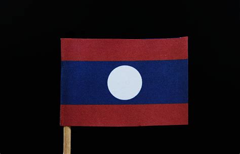 검은 배경에 이쑤시개에 라오스의 독특한 플래그입니다 빨강 파랑 및 빨강의 수평 Triband 중앙에 흰색 원이 청구 0명에 대한