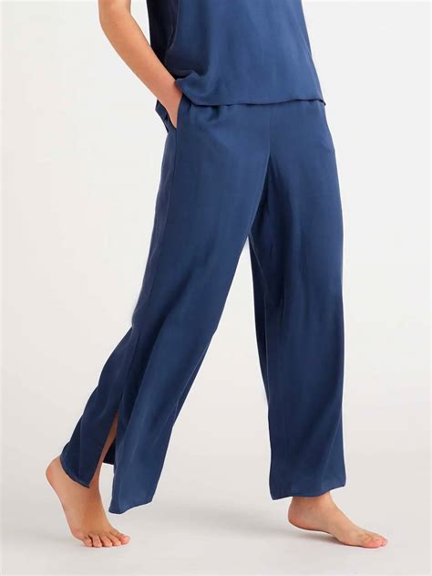 The Best Silk Pajamas 2022 Skims Lunya Eberjey The Hollywood Reporter