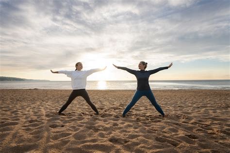 Free Photo Full Shot Mother And Daughter Doing Yoga